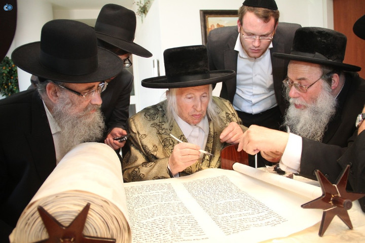 The Kaliver Rebbe, Rabbi of the Holocaust, Dies at Age 96 | Aish