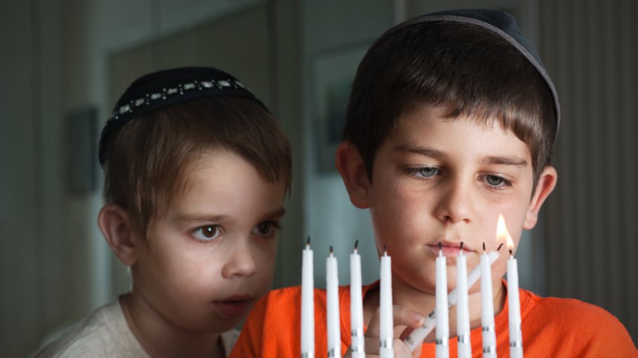 The 30 Minute Screen-Free Hanukkah Challenge | Aish