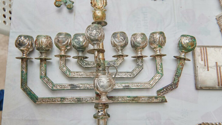 Polish Builders Find 400 Buried Jewish Items | Aish
